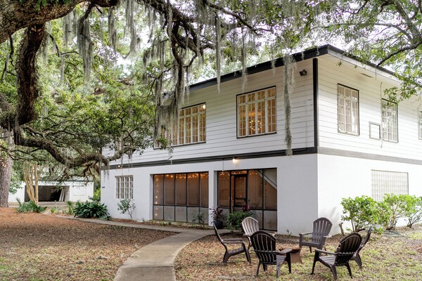 Hobson House ~ 15min To Downtown ~ Game Room ~ Fire Pit - North Charleston, SC