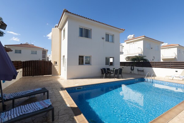Protaras Blue River Villa Br26 -  A Villa That Sleeps 7 Guests  In 3 Bedrooms - Agia Napa