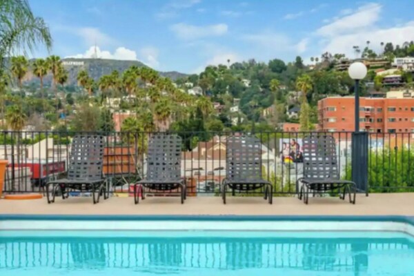 Snazzy 1-bed Apartment With Rooftop Pool & Hollywood Sign View - Thai Town - Los Angeles