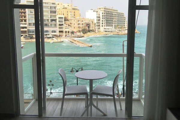 Seafront Designer Bliss In Central St Julian's - La Valette