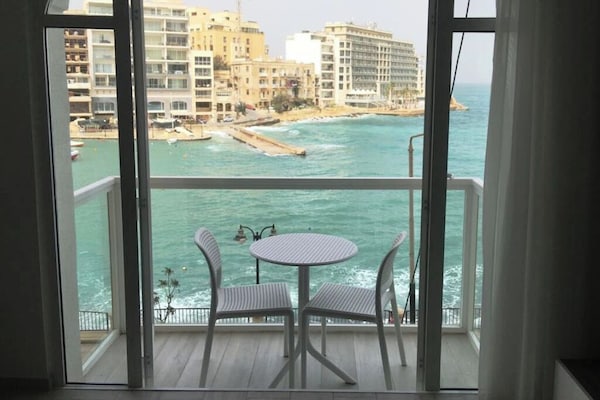 Seafront Designer Bliss In Central St Julian's - La Valette