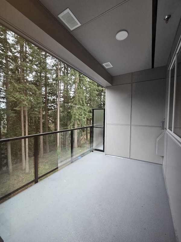 Peaceful Full Space In The City With Creek & Forest Views, Near Beach & Highways - Surrey
