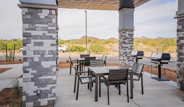 Enjoy Full Kitchen In Comfortable Room, Pet-friendly Near University Campus - Tucson, AZ