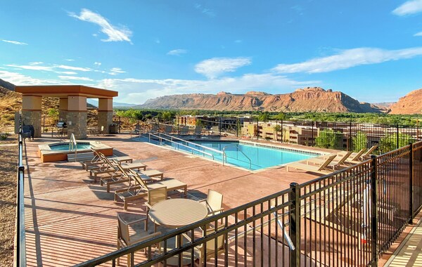 Desert Retreat  Your Base For Moab Exploration! In-room Kitchen & Pet-friendly - Moab, UT