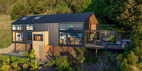 Black Barn Escape - Modern, Architectural, Sea Views, Spa Pool! - New Zealand