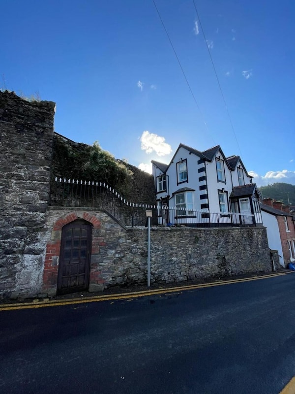 Llangollen Retreat With Stunning Views Of The Castle - Llangollen