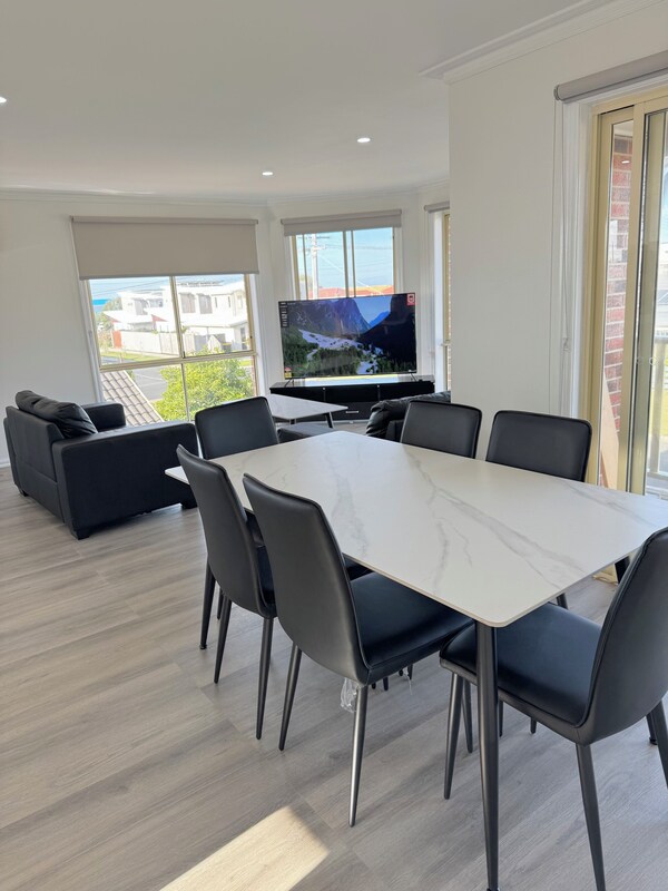 Beach House With Water View. Walking Distance To Amenities . Walk To The Beach. - San Remo
