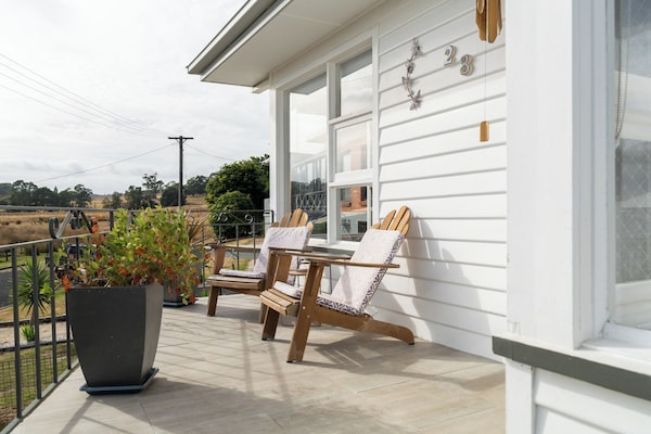 Cosy Ulverstone Getaway With Parking - Penguin