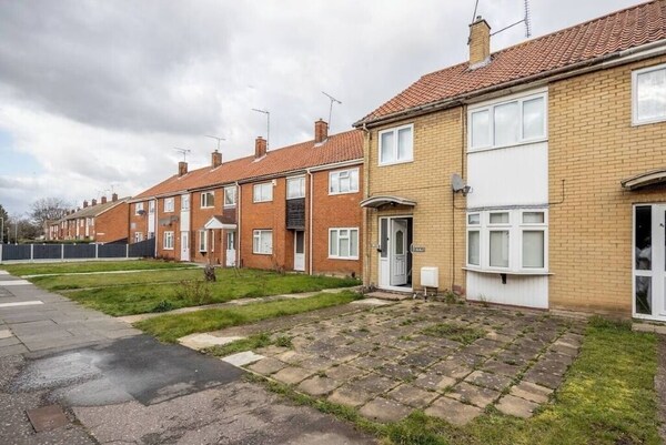 Remaj Accommodation, 4 Bedrooms, 6 Beds , Sleeps 7 & Free Residential Parking - Basildon