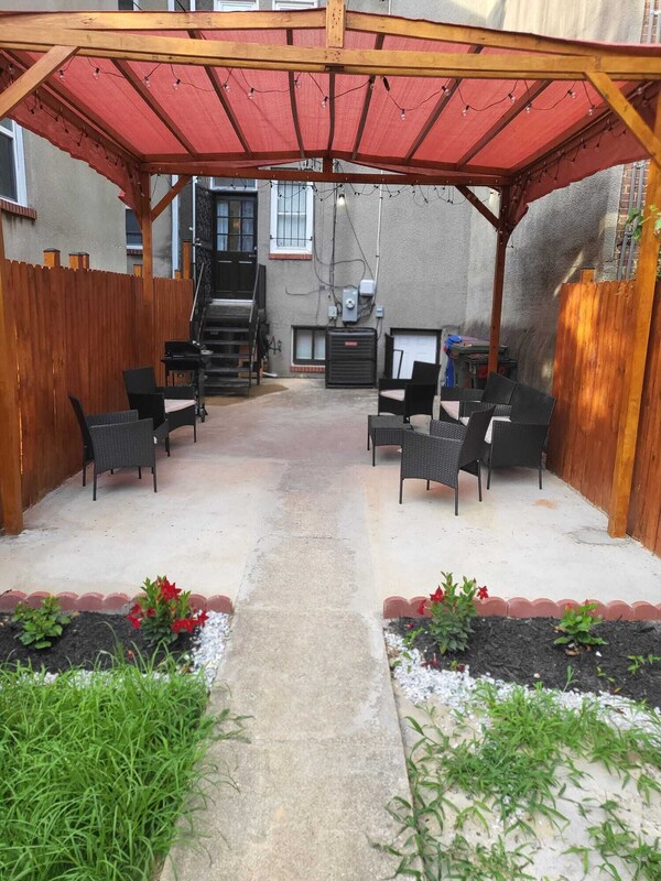 Charming 4-bedroom House W/ 3 Full Bathrooms - Baltimore, MD