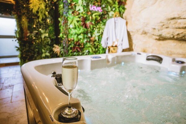 La Grotte Fleurie - 5-star Rating - Dordogne