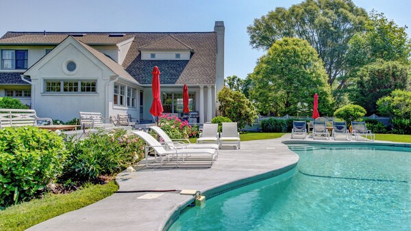 Traditional-style Home With Private Pool, Sweeping Back Deck, Grand Lawn,... - Sag Harbor, NY
