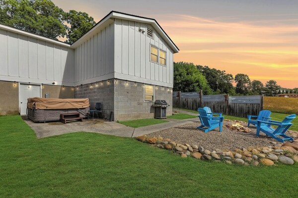 Flowing Meadow, Hot Tub, Peaceful Setting, King Bed, Inviting Shower - Asheville, NC