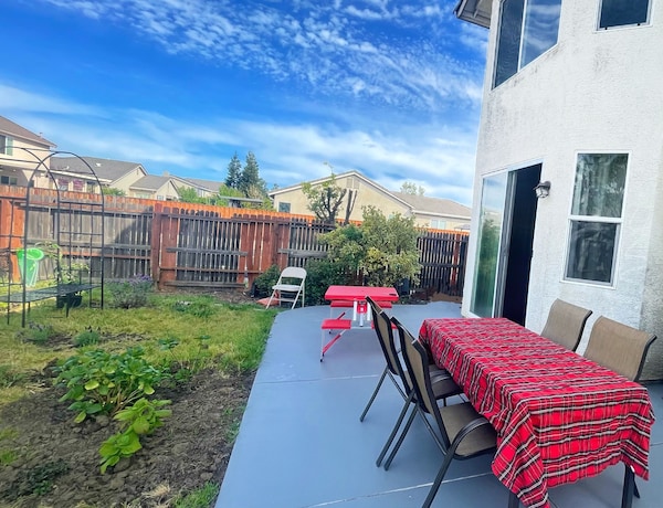 Spacious 5-bedroom 3-bath House In Delightful Elk Grove - Elk Grove, CA