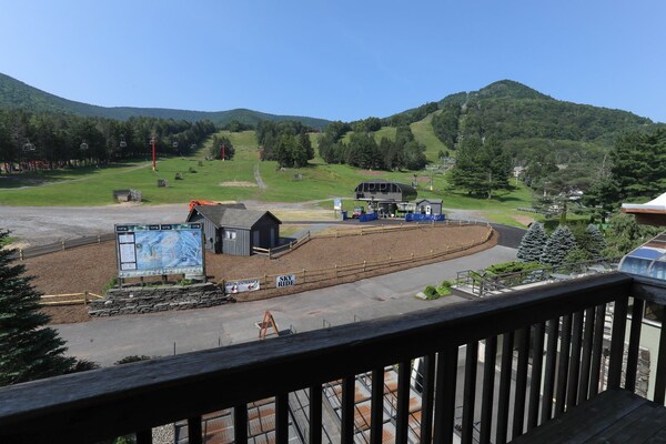Hunter Mtn 2br Condo | Ski-in/ski-out & Fireplace - Phoenicia, NY