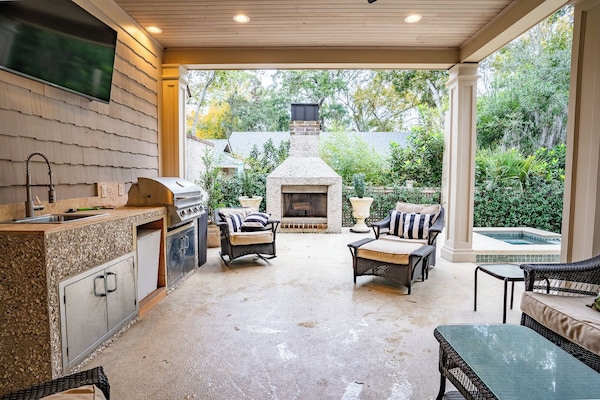 Sea Pines Retreat, Steps To Beach Path, Private Pool, Outdoor Showers & Golf - 블러프턴