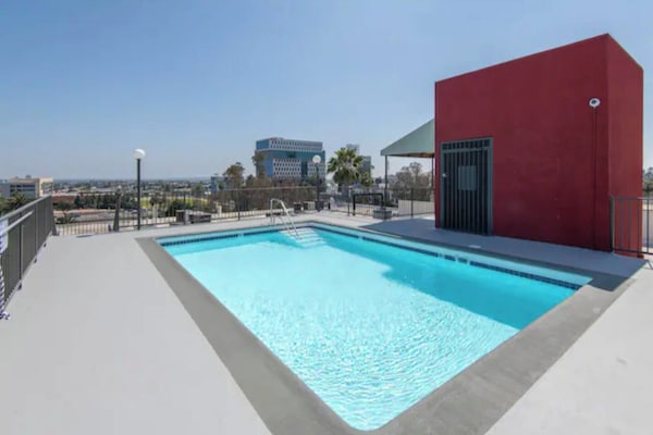 Snazzy 2bed Apt- Rooftop Pool With Hollywood Sign View - Hollywood, CA