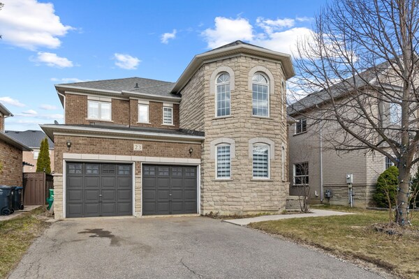 Sophisticated 2-story Classic Home - Brampton