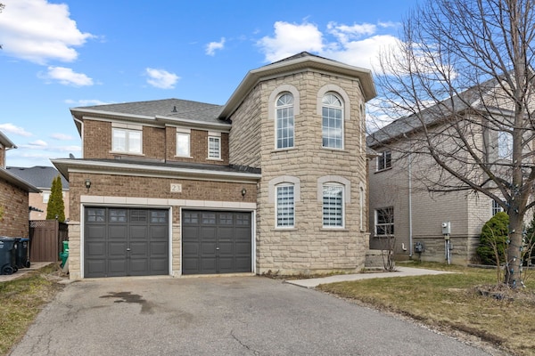 Sophisticated 2-story Classic Home - Brampton