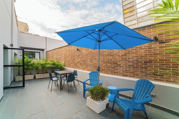 E303 - Top Floor 3-bed With Private Terrace & A/c - Huila