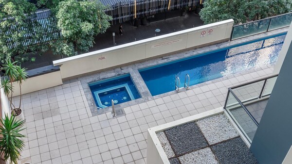 Skyline Escape - Heart Of City With Resort Amenities - Spring Hill