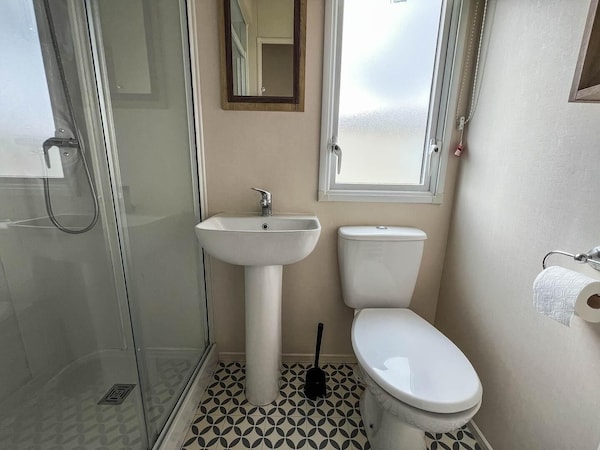 Homely 8 Berth Caravan At Dovercourt Holiday Park, Essex Ref 44201h - 