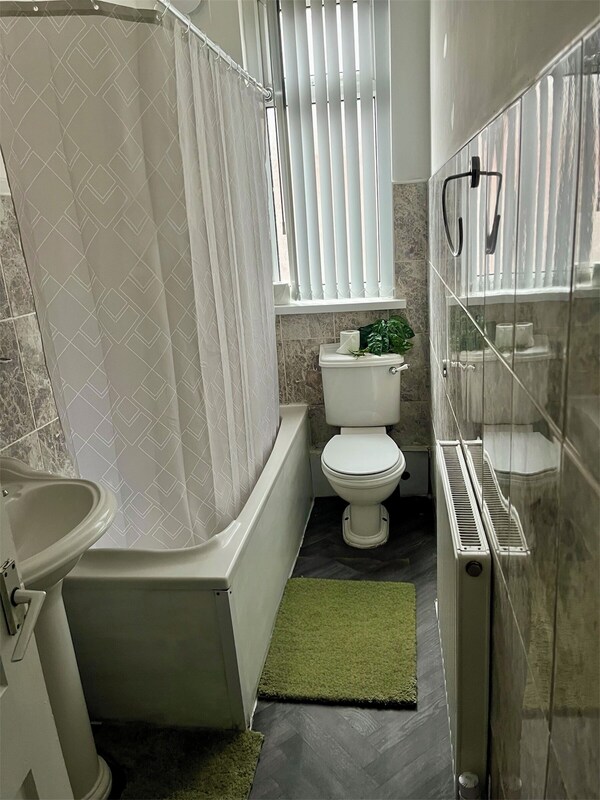 Gorgeous 5-bedroom House With Wifi In Leeds - Leeds