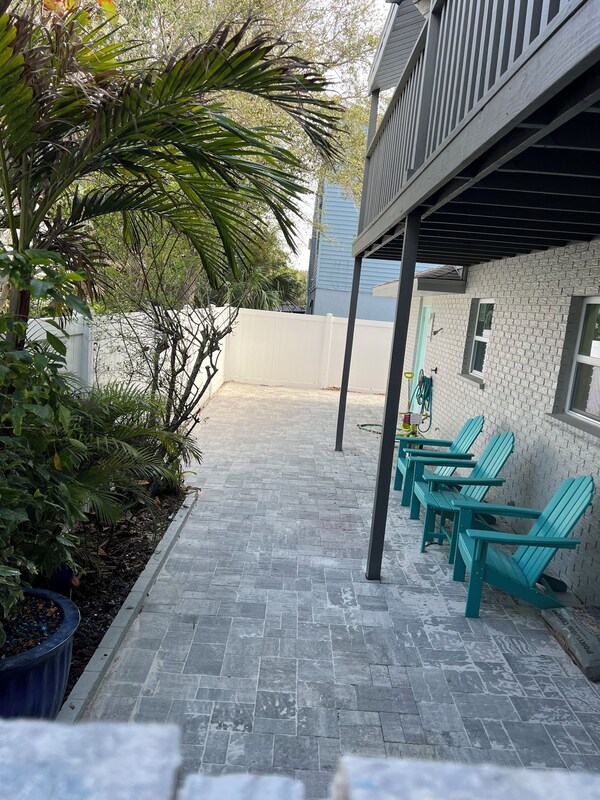 Pet Friendly Modern Townhouse! Sleeps 8. Private Patio! 7 Min Walk To Beach. - New Smyrna Beach, FL