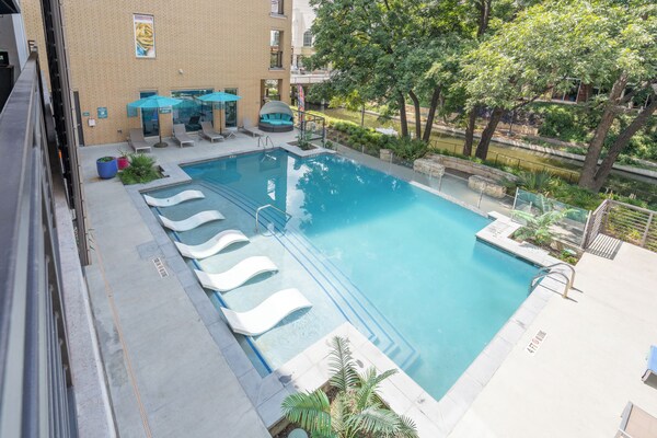 Riverwalk King Suite Apt Retreat With Infinity Pool Sofa Bed Gym & Free Parking - San Antonio, TX