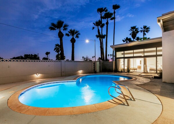 4bd, Charming Mid-century Home! 1.4mi To Convention Center, Mins To Strip! Pool! - Las Vegas, NV