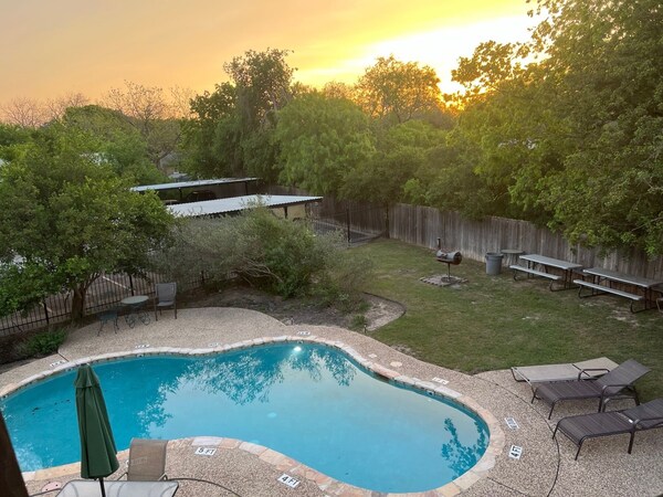 Peaceful River Views/guadalupe Access/swimming Pool/2 Bed 2 Bath/sleeps 6 - New Braunfels, TX