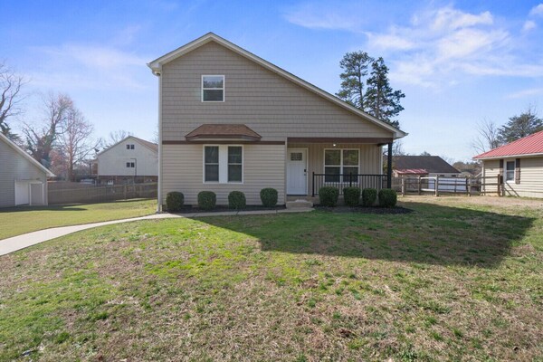 Tranquil Retreat Near Lake Norman  Cozy, Spacious & Perfect For Relaxation! - Lake Norman, NC
