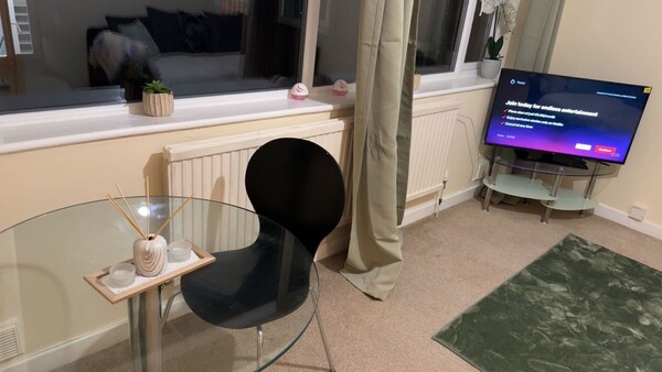Modern Apt - City Views - Parking - Sleeps 3 - Manchester