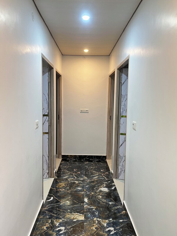 Charming Hotel With 1 Bedroom And Ac, Wifi In Wonderful Varanasi - Varanasi