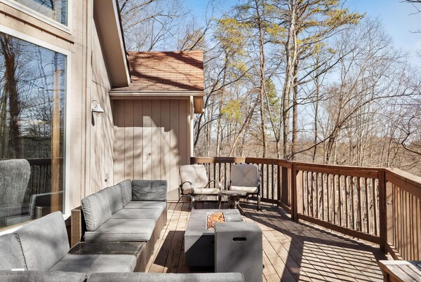 3 Fireplaces, Hot Tub, Fire Pit, Deck, Pool Access - West Virginia