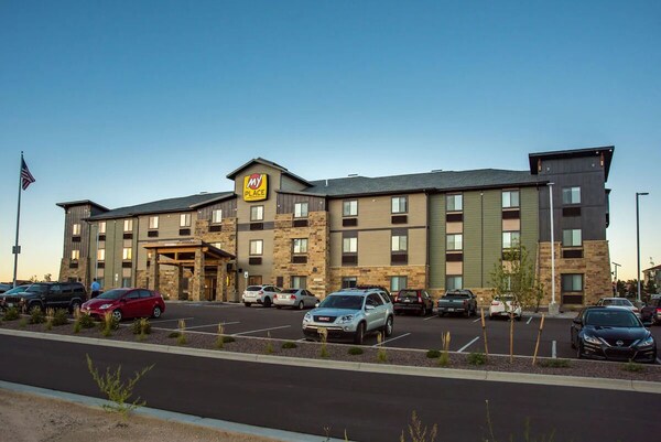 Spacious Room With Kitchen And Amenities Near Mountain America, Pet-friendly - Idaho Falls, ID