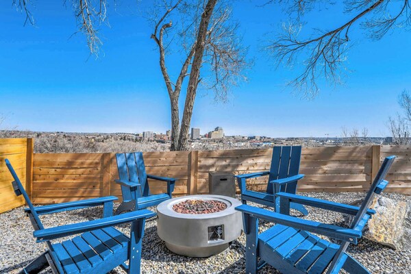 Skyline Estate! Hot Tub, Spacious Yard & Views - Manitou Springs, CO