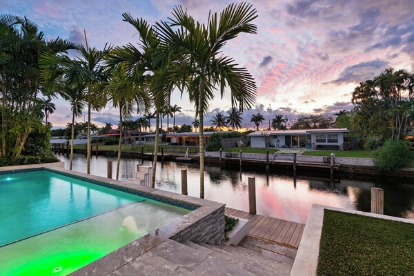 Luxury Waterfront Home W/ Pool, Hot Tub & Dock Near Las Olas | Gulfstream - Pembroke Pines, FL