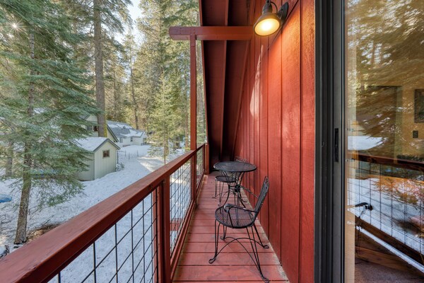 Mountain Cabin W\/ Fireplace, Balcony & Easy Ski Access | Bear Americana - Truckee, CA