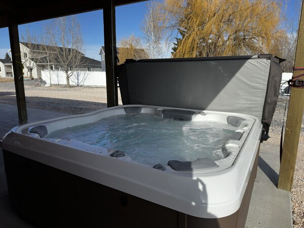 Spacious+hottub+pickleball/basketball+sleeps 9! - Bear Lake