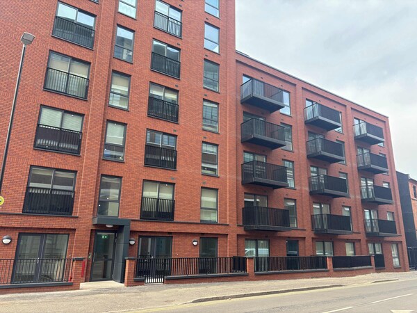 Stylish 1-bedroom Apartment In Central Birmingham - Aston University Main Building