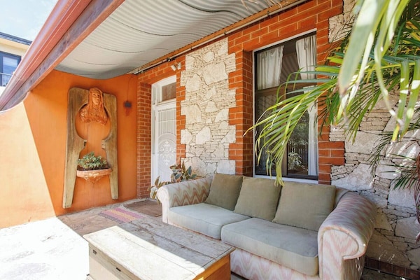Enjoy A Comfortable Experience At This Extremely Central Fremantle House - Perth