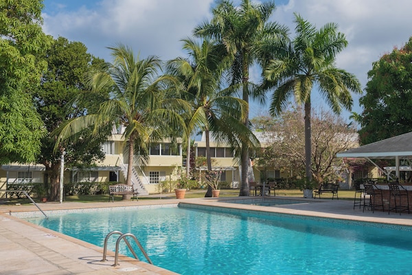 Charming 1-bedroom Apartment With Ac, King Bed, Beach And Pool, Gated - Montego Bay