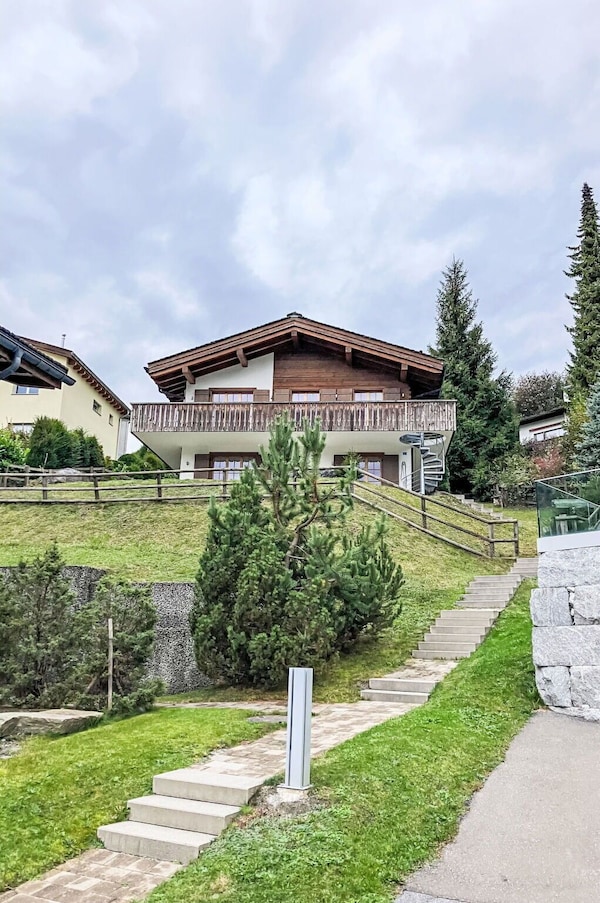 Atemberaubendes Alleinstehendes Ferienhaus Mit  W-lan, Tv, Innenhof, Panoramablick Und Parkplatz - Flims