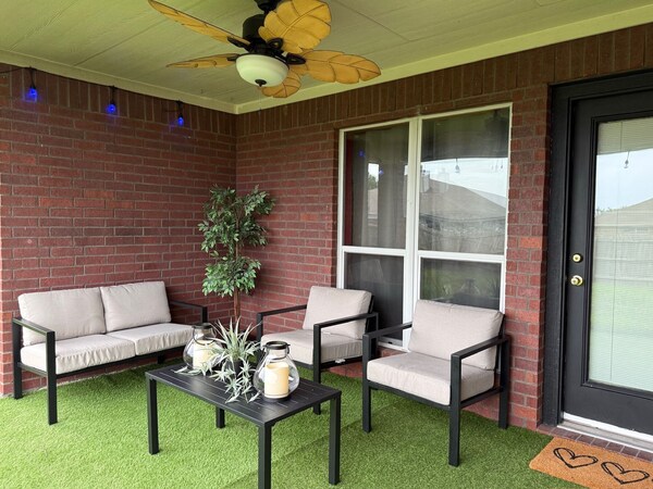 Private House; Hot Tub, King Bed & Kink Amenities - Killeen, TX