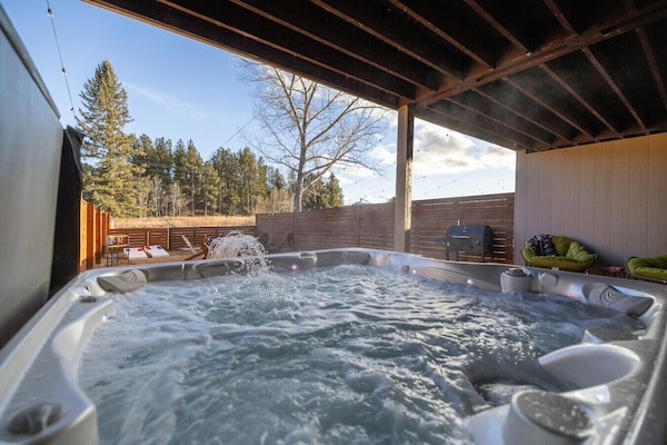 Fireside Grove | Downtown Stay W/ Hot Tub - Custer, SD