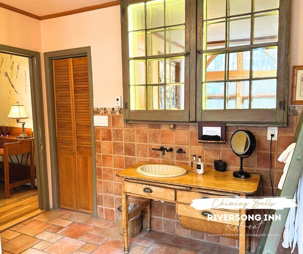 Chiming Bells Suite At Riversong Inn In Estes Park - Riverside In Rocky Mountain National Park - Estes Park, CO