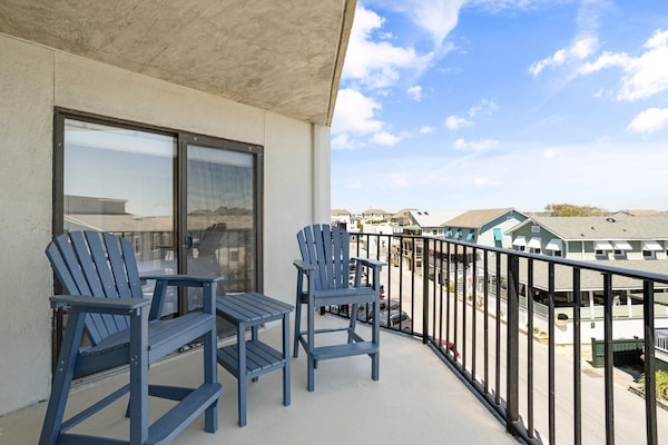 Fully Renovated Ocean Views, Pool, Steps To Beach, Restaurants, Shops - Wrightsville Beach, NC