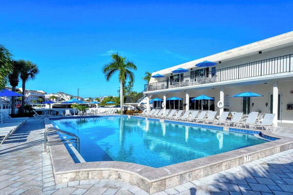 Coastal Retreat 2 Bed 2 Bath Condo Across From The Beach - Siesta Key, FL