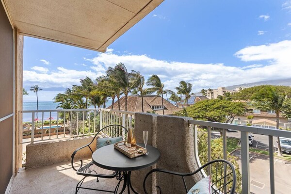 Top Floor 1 Bedroom Kihei Beachfront Gem With Ac & Partial Ocean View - Maui, HI